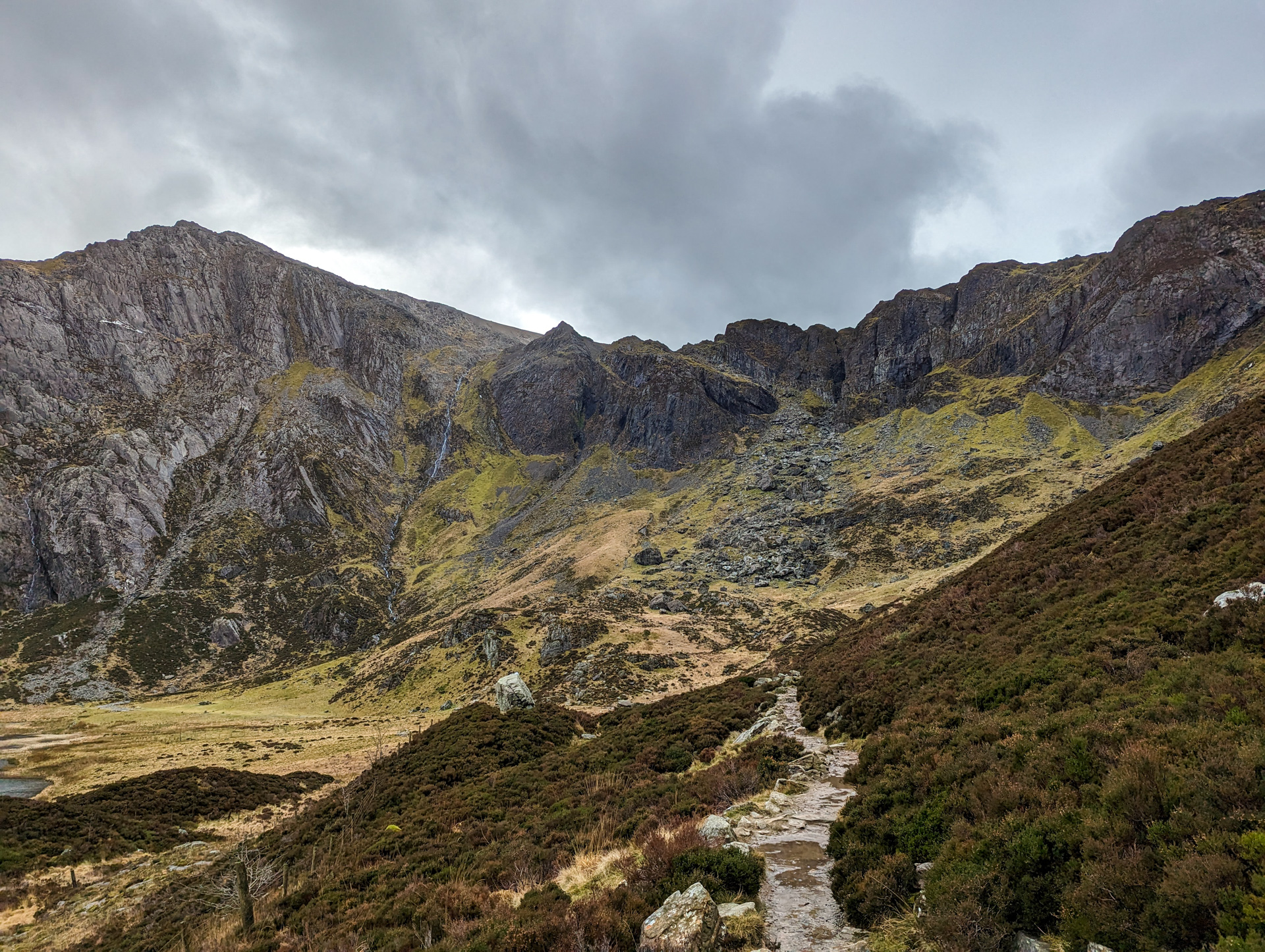 Walk Cwm Idwal and Twll Du / Devil's Kitchen - Virtually - Walk up the ...